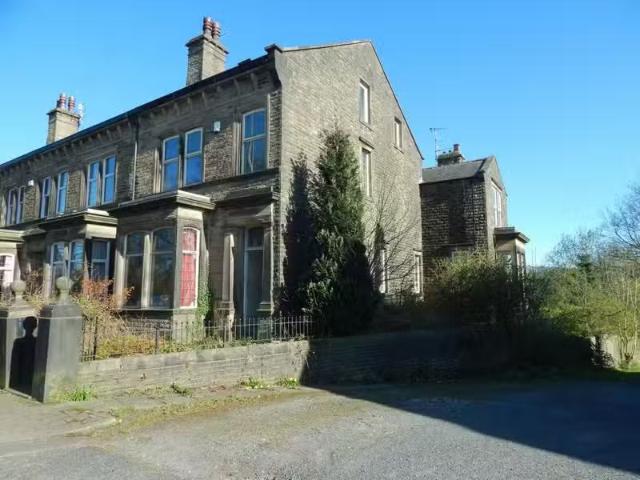 4 bedroom end of terrace house for sale in Keighley Road, Coln.