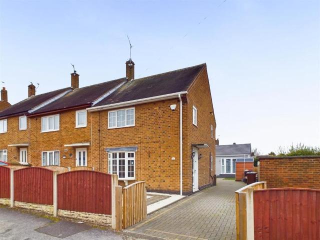 4 bedroom end of terrace house for sale in Kelling Close, Nottingham, NG5