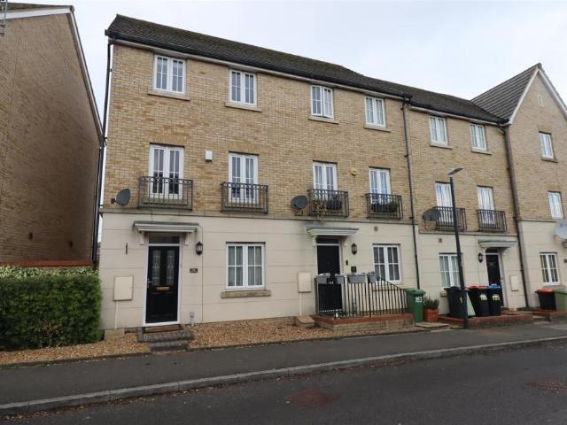 4 bedroom end of terrace house for sale in Harlow Crescent, Oxley Park, Milton Keynes, MK4