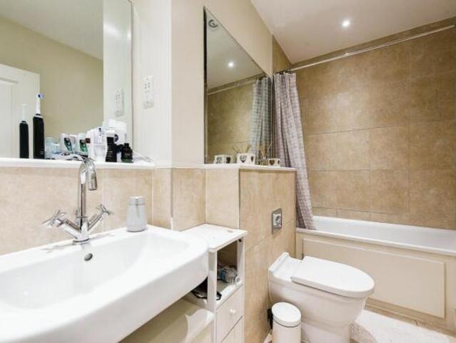 4 bedroom end of terrace house for sale in Heatherlea Grove, Worcester Park, KT4