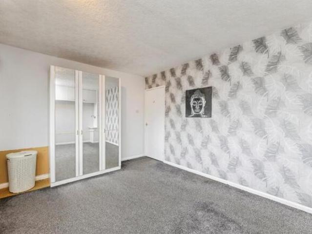 4 bedroom end of terrace house for sale in Hembrigg Gardens, Morley, Leeds, LS27