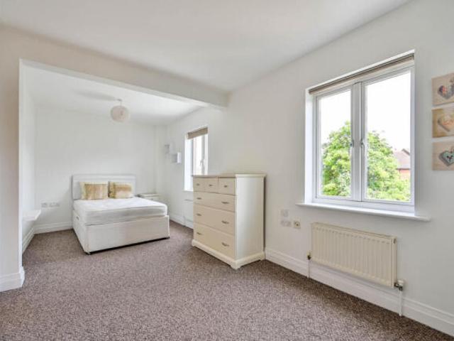 4 bedroom end of terrace house for sale in Henderson Avenue, Guildford, GU2