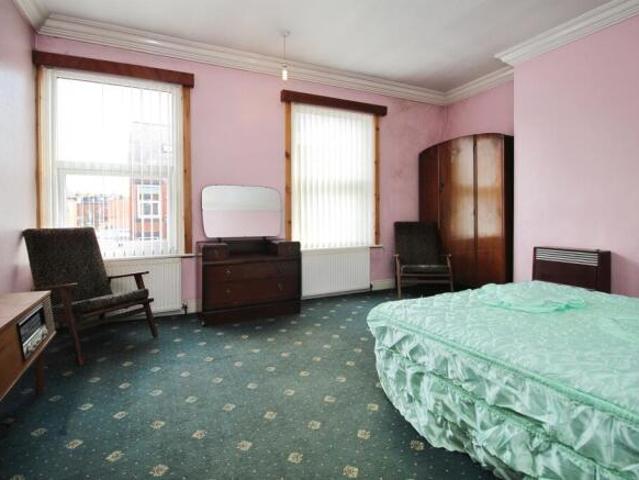 4 bedroom end of terrace house for sale in Hessle Terrace, Leeds, LS6