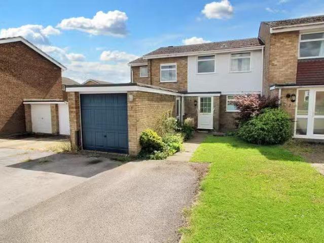4 bedroom end of terrace house for sale in Highfield Way, Hazl.
