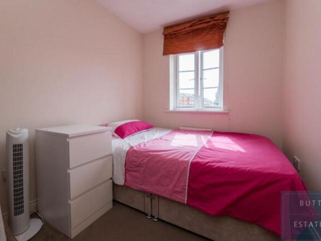 4 bedroom end of terrace house for sale in Omaha Drive, Exeter, EX2