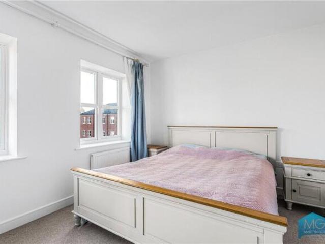 4 bedroom end of terrace house for sale in Lovegrove Way, London, N20