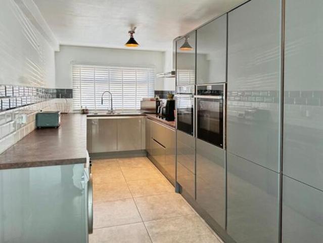4 bedroom end of terrace house for sale in Leyburn Close, Woodley, Reading, RG5