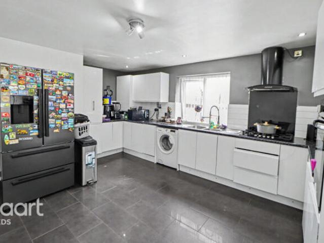 4 bedroom end of terrace house for sale in Leysholme Drive, Leeds, LS12
