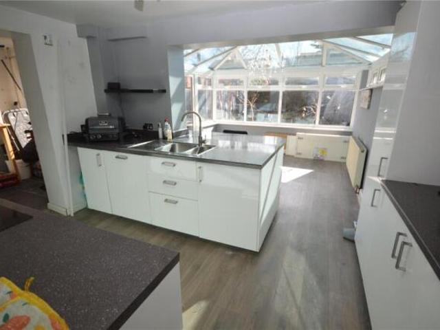 4 bedroom end of terrace house for sale in Linnet Close, Luton, Bedfordshire, LU4