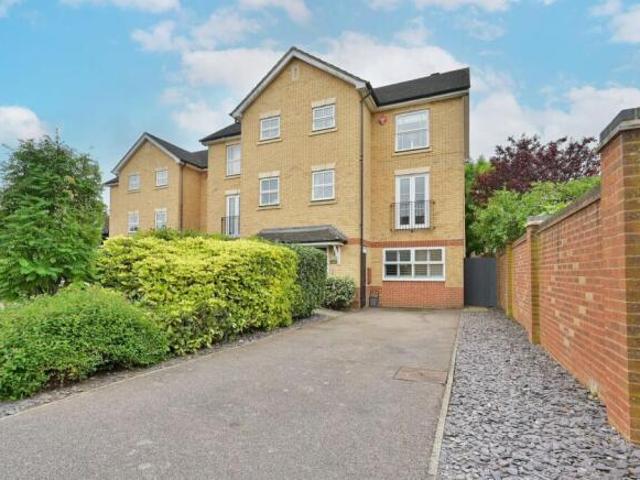 4 bedroom end of terrace house for sale in Merlin Way, Watford, Leavesden, WD25