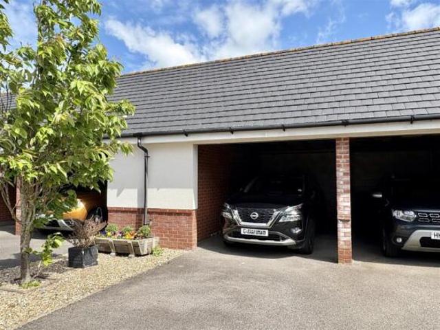 4 bedroom end of terrace house for sale in Sovereign Close, Eastbourne, BN23