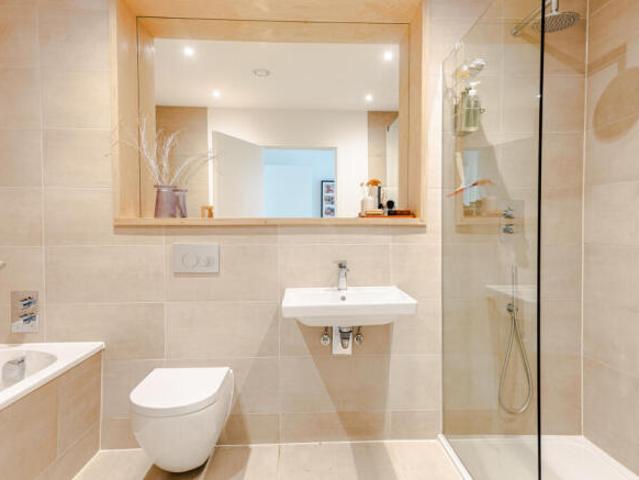 4 bedroom end of terrace house for sale in Solar Avenue, Leeds, LS9
