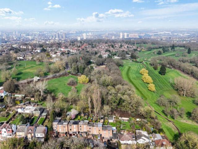4 bedroom end of terrace house for sale in Shooters Hill, London, SE18