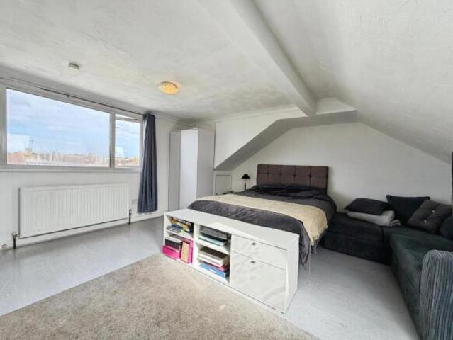 4 bedroom end of terrace house for sale in Stadium Road, Southend on Sea, Essex, SS2