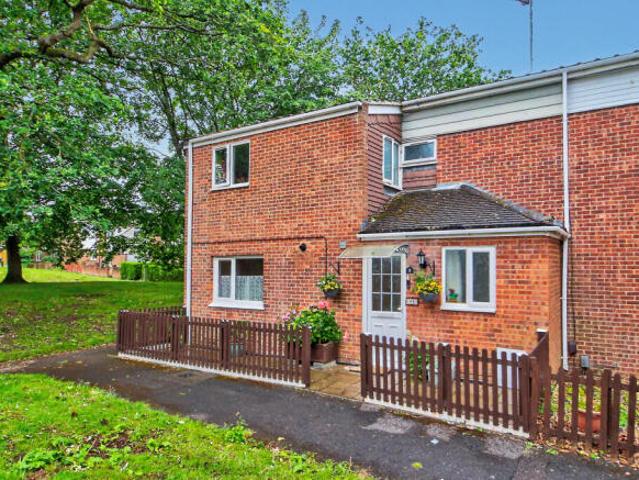 4 bedroom end of terrace house for sale in Pitcairn Close, Basingstoke, RG24
