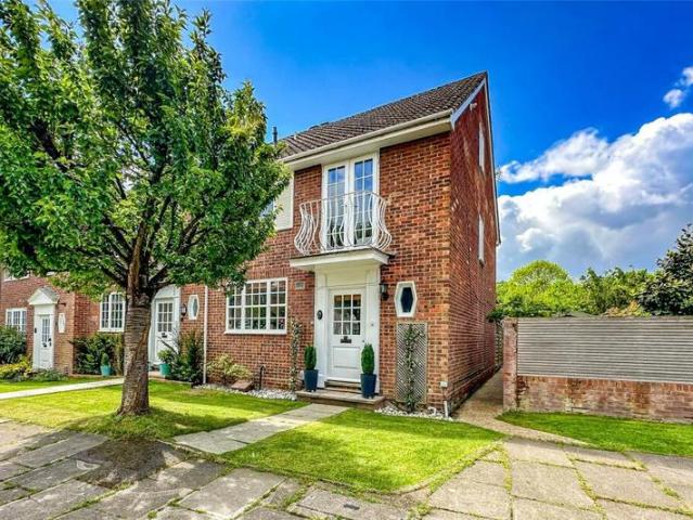 4 bedroom end of terrace house for sale in Prae Close, St Alba.