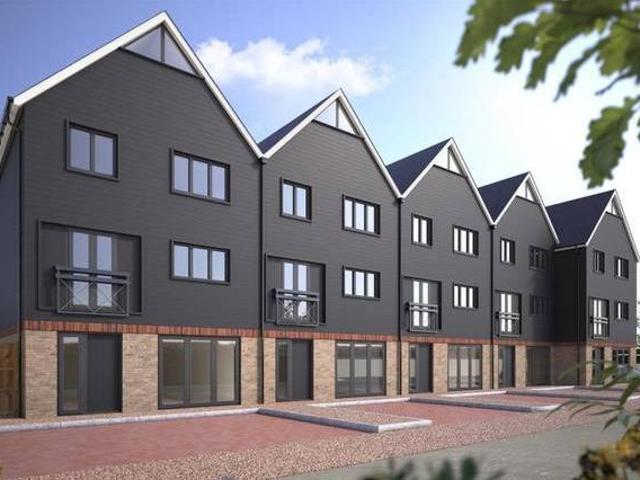 4 bedroom end of terrace house for sale in Waterside Close Faversham ME13