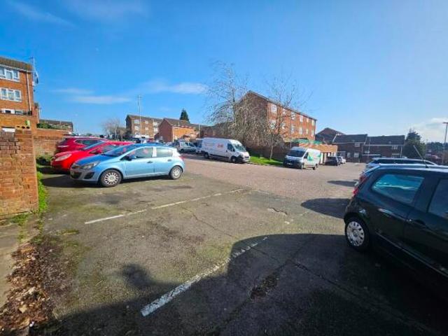 4 bedroom end of terrace house for sale in Wexham Close, Luton, Bedfordshire, LU3