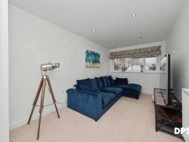 4 bedroom end of terrace house for sale in Weavers Close, Morley, Leeds, LS27