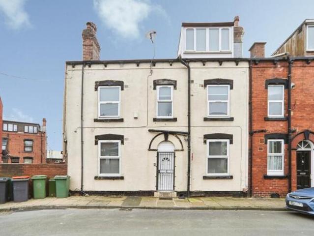 4 bedroom end of terrace house for sale in Whingate Grove, Leeds, LS12