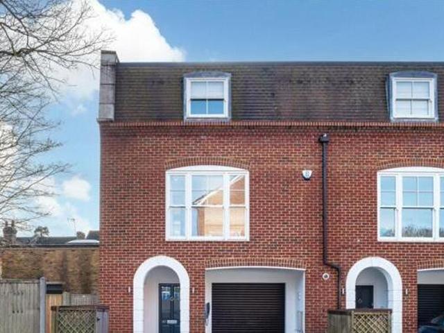 4 Bedroom End Of Terrace House For Sale In Windsor, Berkshire
