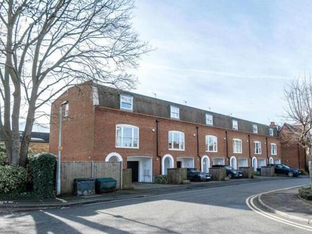 4 Bedroom End Of Terrace House For Sale In Windsor, Berkshire