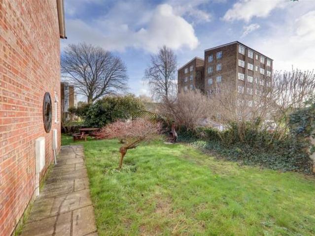 4 bedroom end of terrace house for sale in Upton Road, Tarring, Worthing, BN13