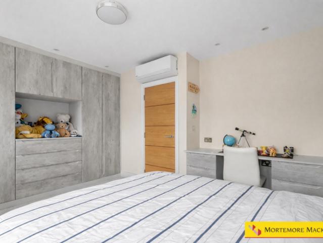 4 bedroom end of terrace house for sale in Vicars Moor Lane, London, N21