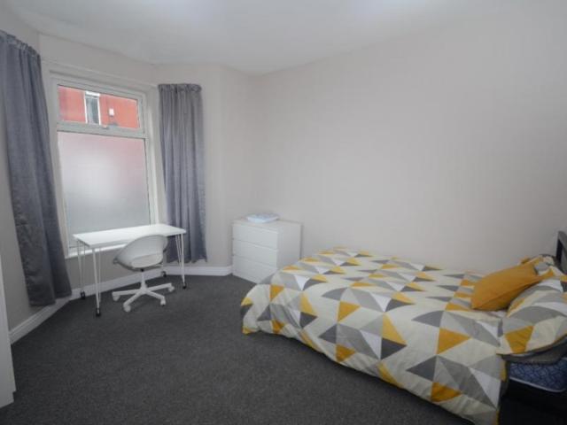 4 bedroom End of terrace house To Let