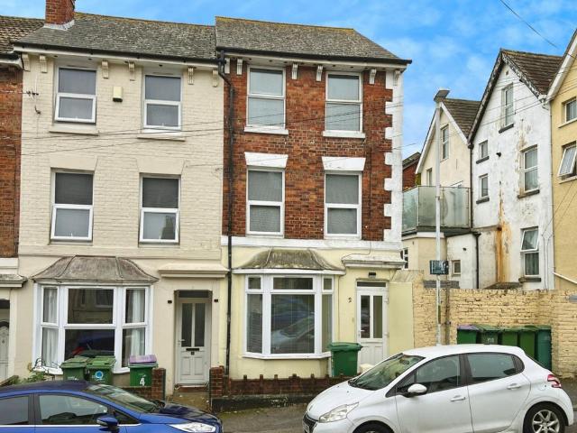 4 bedroom end of terrace house to rent