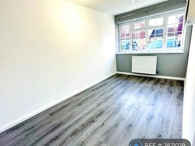 4 bedroom end of terrace house to rent