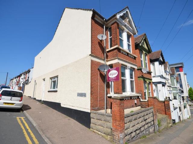 4 bedroom end of terrace house to rent