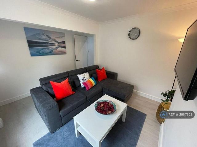 4 bedroom end of terrace house to rent