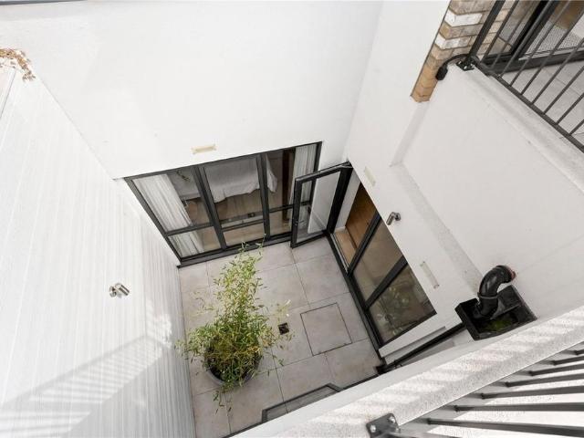 4 bedroom end of terrace house to rent