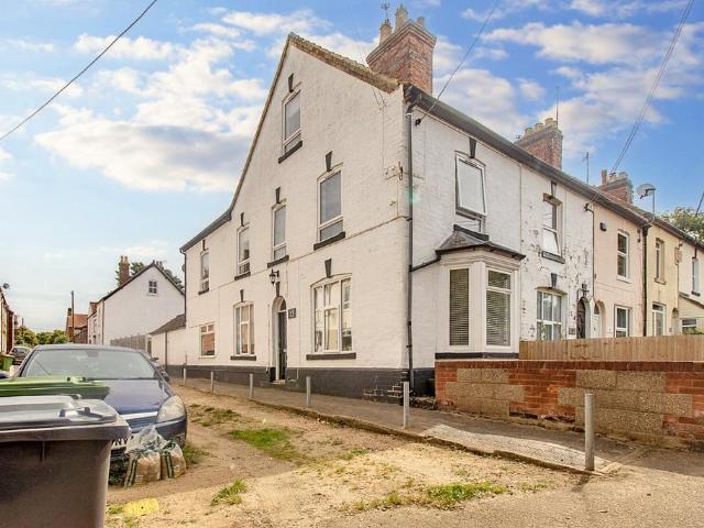 4 bedroom end of terrace house to rent
