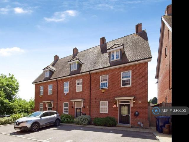 4 bedroom end of terrace house to rent