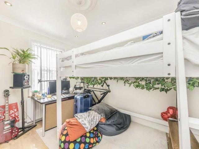 4 bedroom end of terrace house to rent