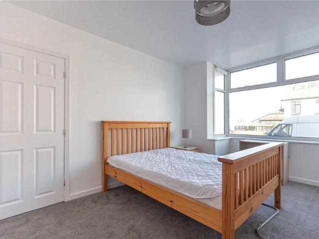 4 bedroom end of terrace house to rent