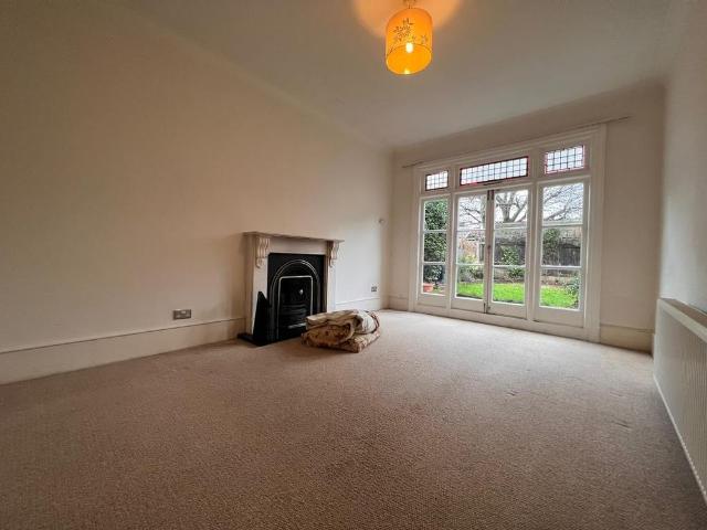 4 bedroom end of terrace house to rent