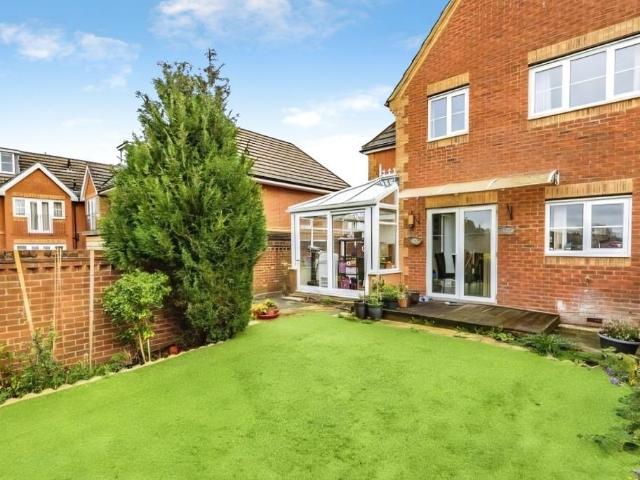 4 bedroom end of terrace house to rent