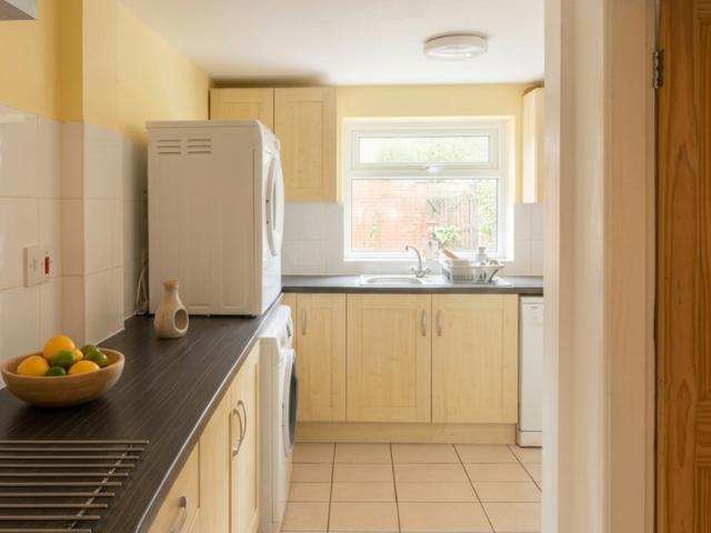 4 bedroom end of terrace house to rent