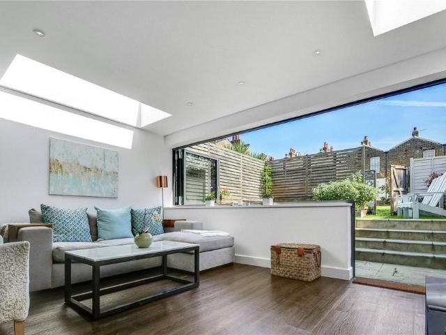4 bedroom end of terrace house to rent