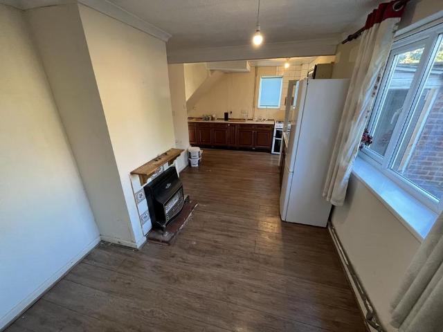 4 bedroom end of terrace house to rent