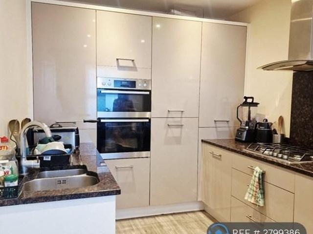 4 bedroom end of terrace house to rent