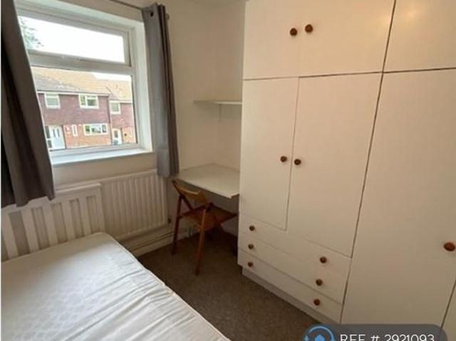 4 bedroom end of terrace house to rent