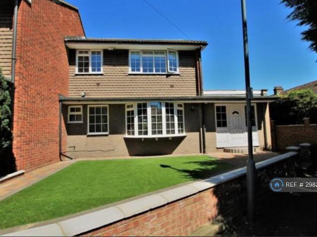 4 bedroom end of terrace house to rent
