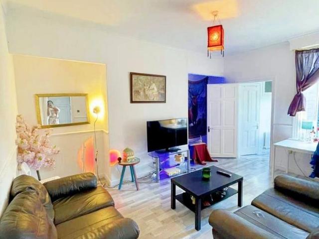 4 bedroom end of terrace house to rent