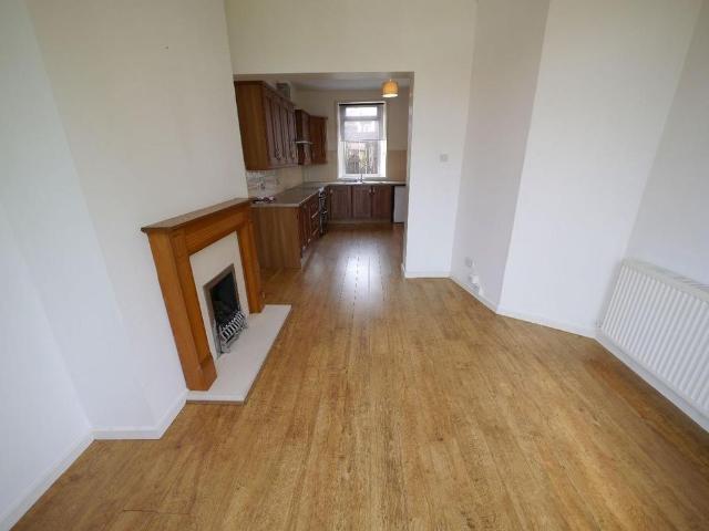 4 bedroom end of terrace house to rent