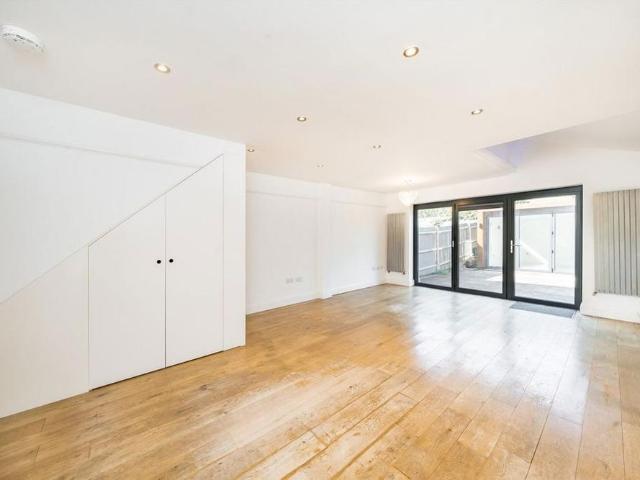 4 bedroom end of terrace house to rent