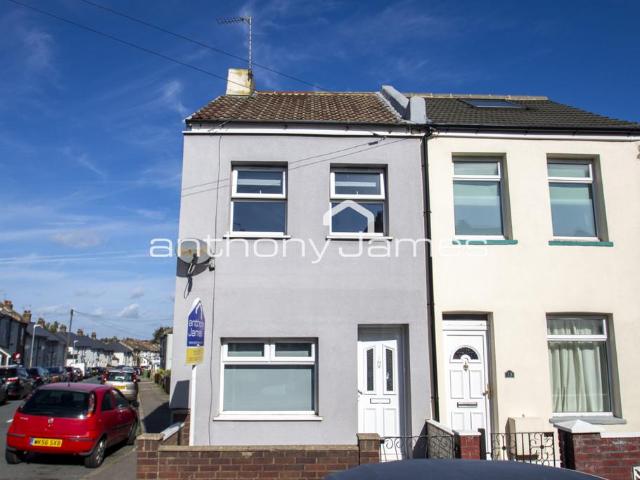 4 bedroom end of terrace house to rent